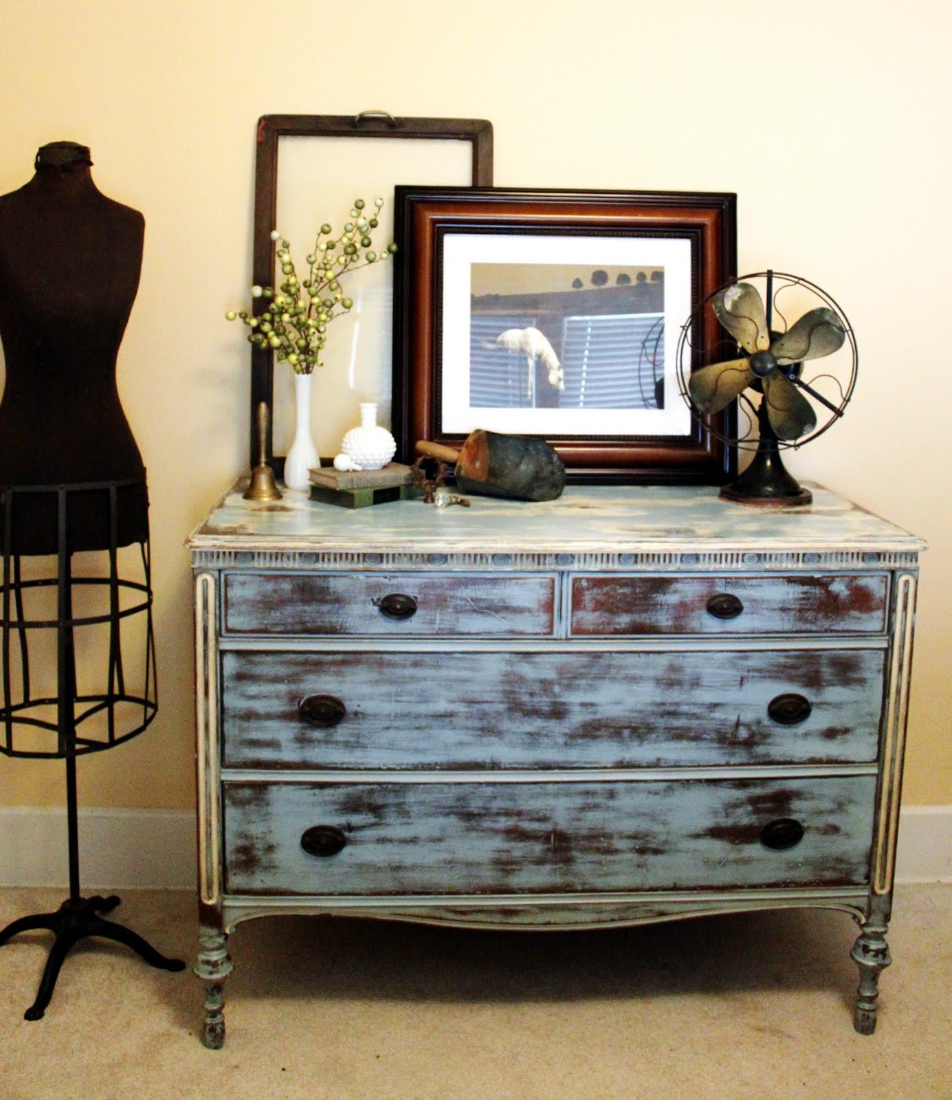 Confessions of a DIY-aholic: Heavily distressed dresser