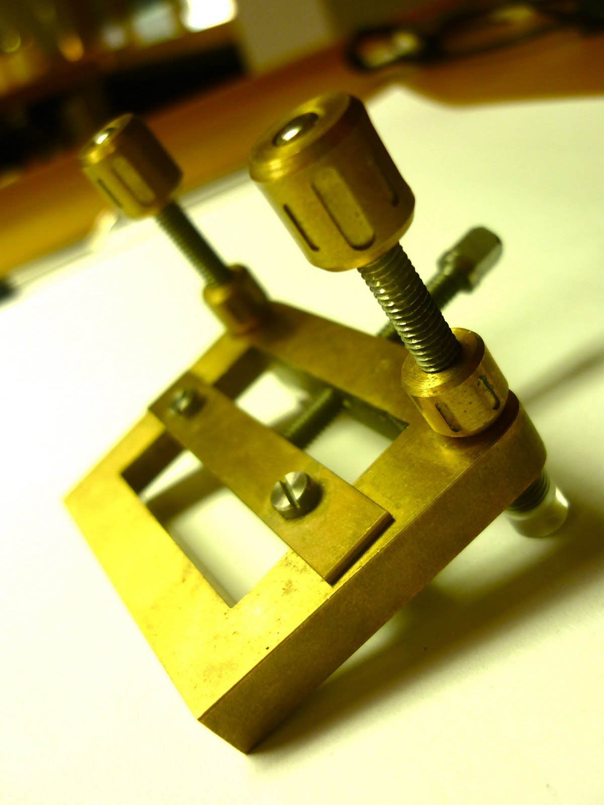 K&H Watchmaking Competence Centre: The screw polisher ...