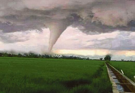 Infojelita: Gambar Puting Beliung di Sabak Bernam