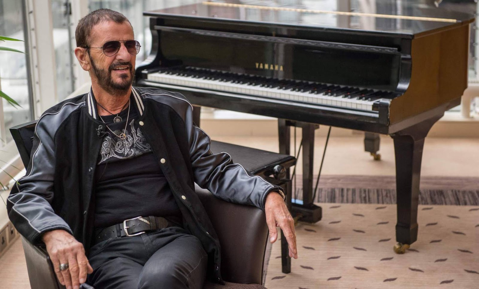 Rainha da Inglaterra homenageia Ringo Starr com o título de Sir