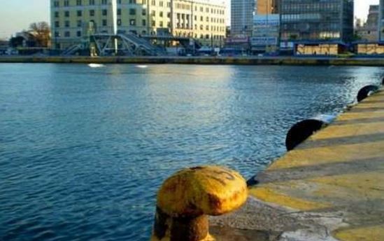 Αυτοκίνητο έπεσε μέσα στο λιμάνι του Πειραιά | ΤΟ ΛΙΟΝΤΑΡΙ ΤΟΥ ΠΕΙΡΑΙΑ