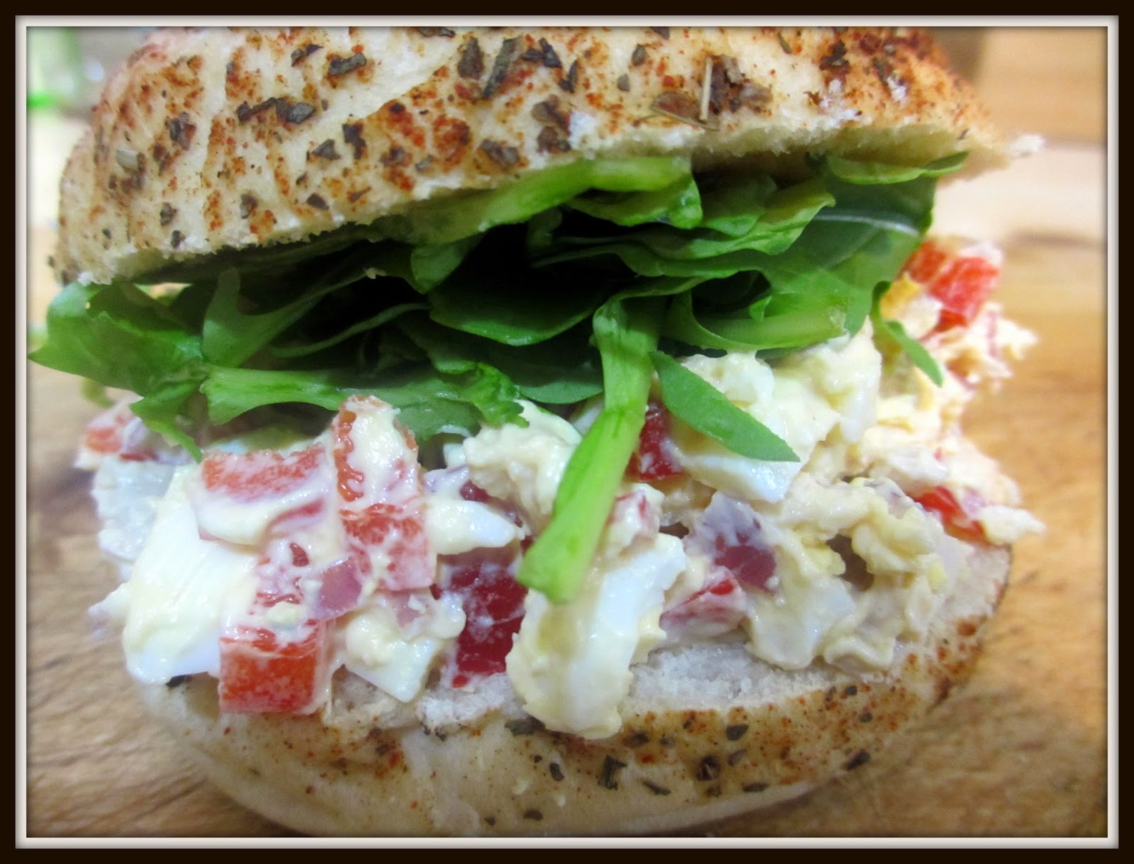 Qu'est-ce qui mijote chez Nance: Sandwich à la salade de poulet et oeufs