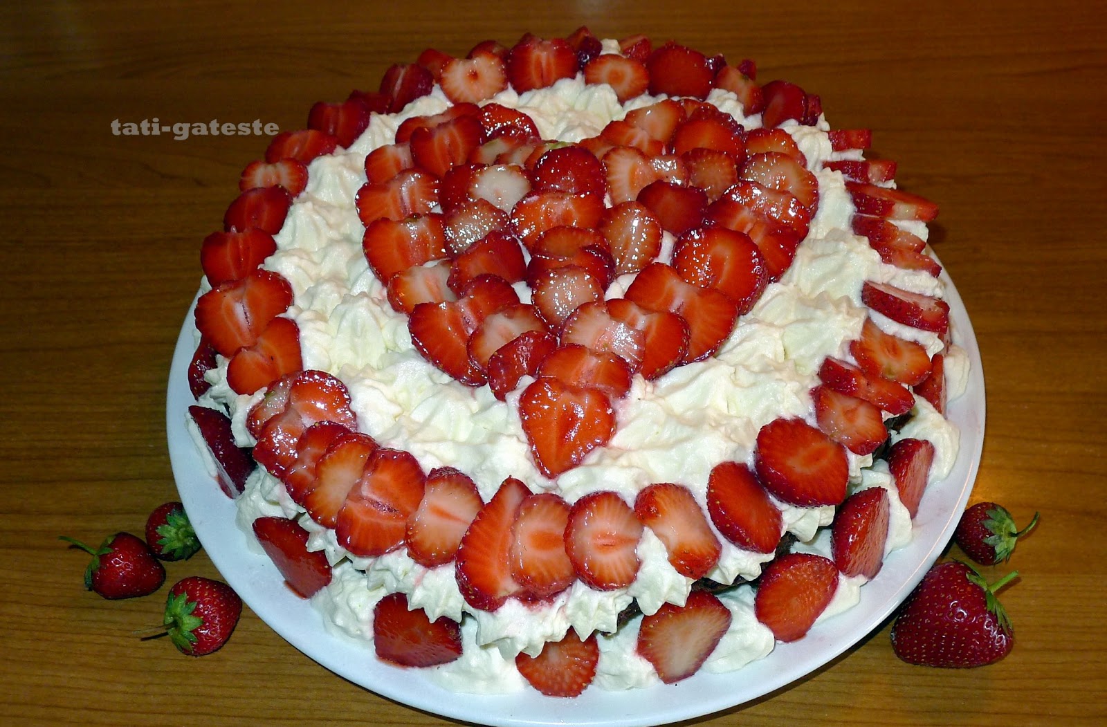 Tati-gateste!: Tort de ciocolata, frisca si capsuni