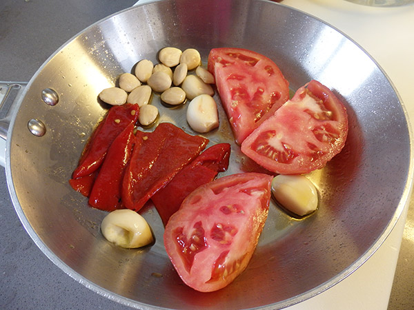 Bocartes o boquerones con salsa tipo romesco