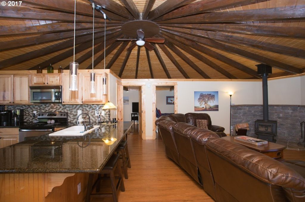 Sweet House Dreams: 1975 Contemporary Tiny Round Cabin in Seaside, Oregon