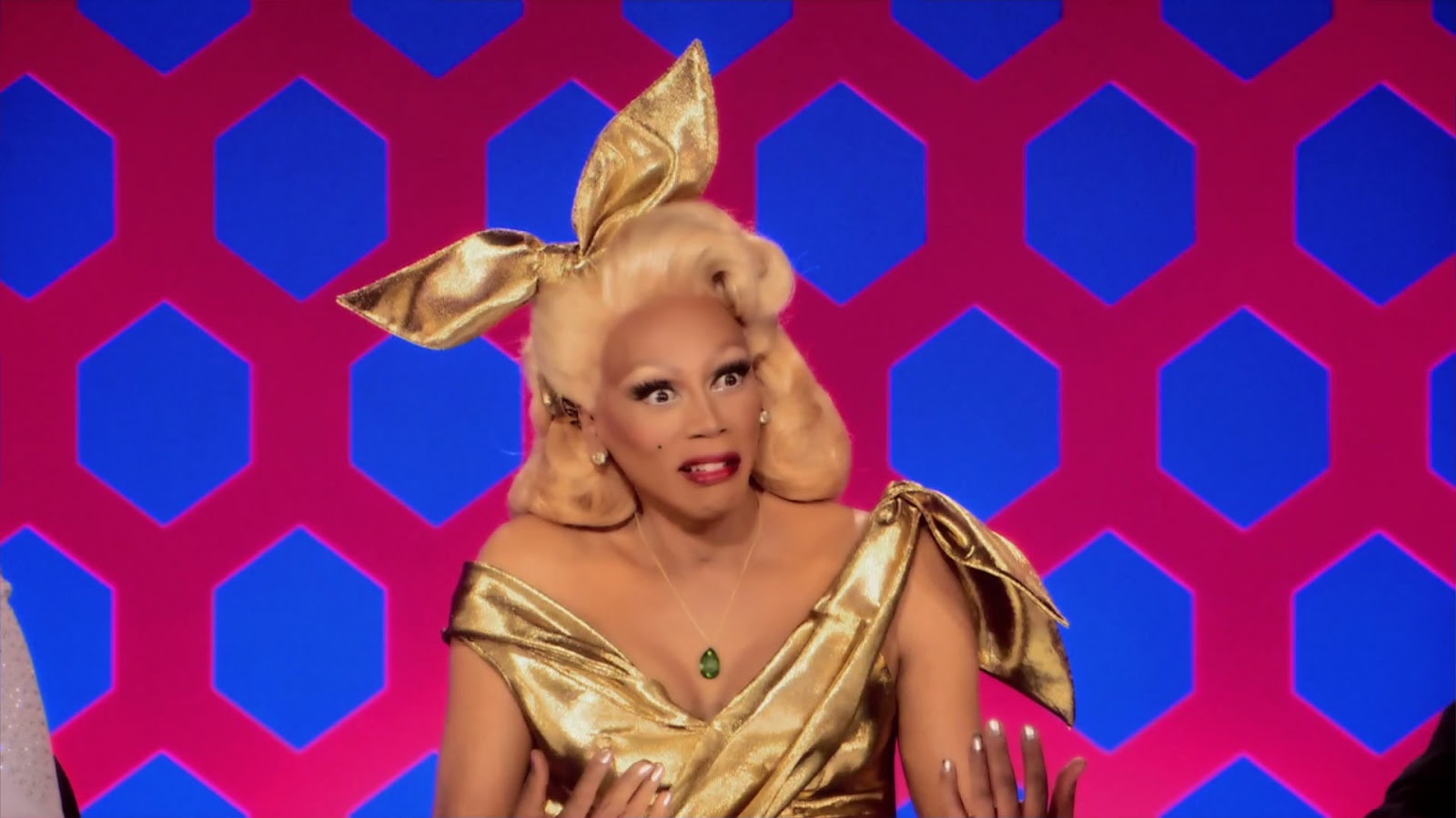 Forgot how gorgeous Ru's mug looked on the Wizards of Drag episode ...