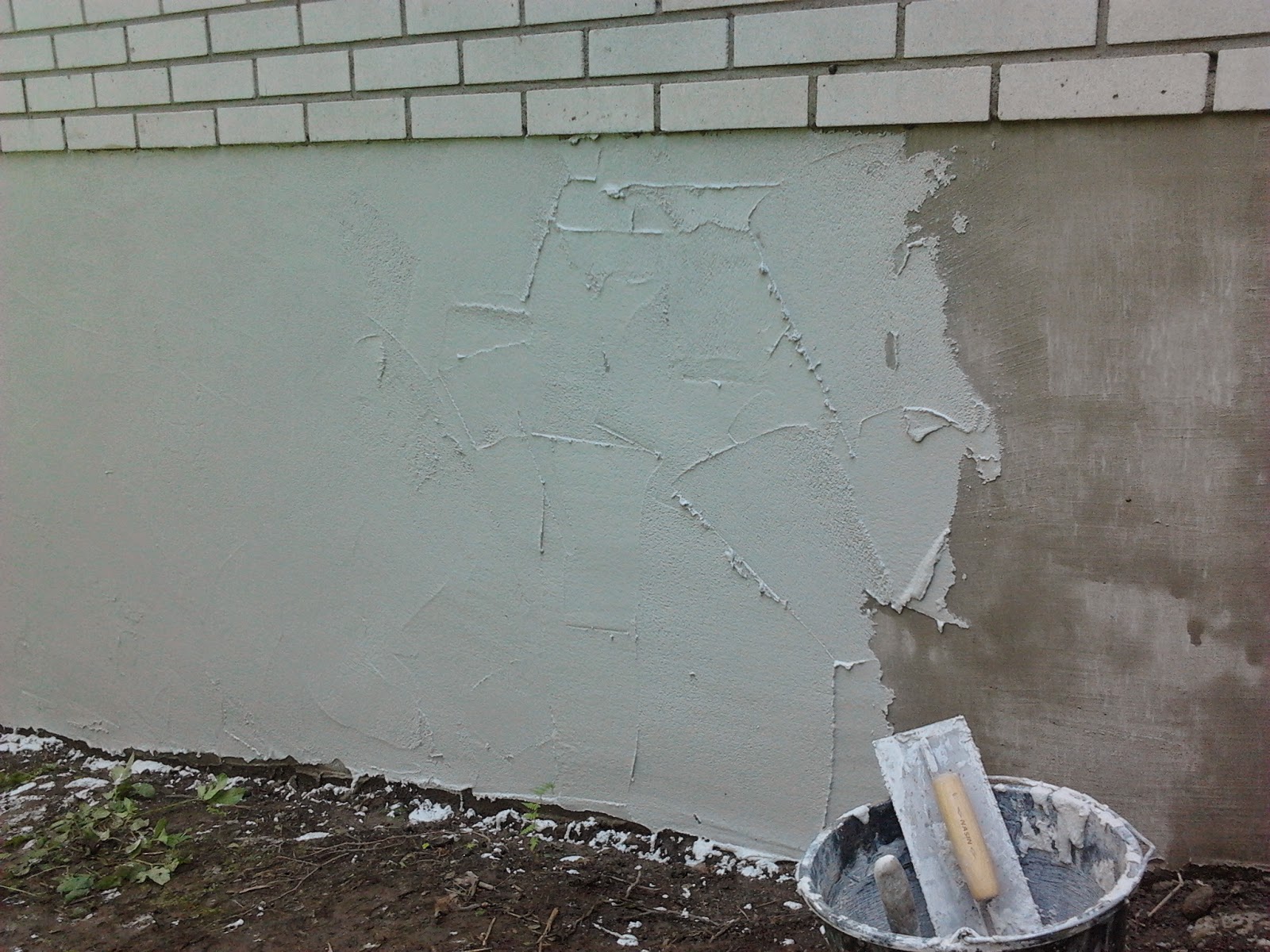 Uurrehöylä: Rakennuksen sokkelin rappaus