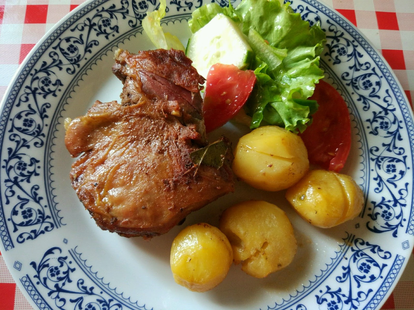 With Chocolate Brown: Anho Assado com Batatinhas no Forno