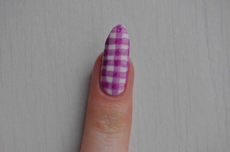 Gingham nail art and tutorial | Abbienail