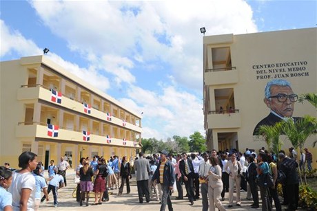 Mundo Estudiantil: Gobierno inaugura otra escuela con el nombre de Juan ...