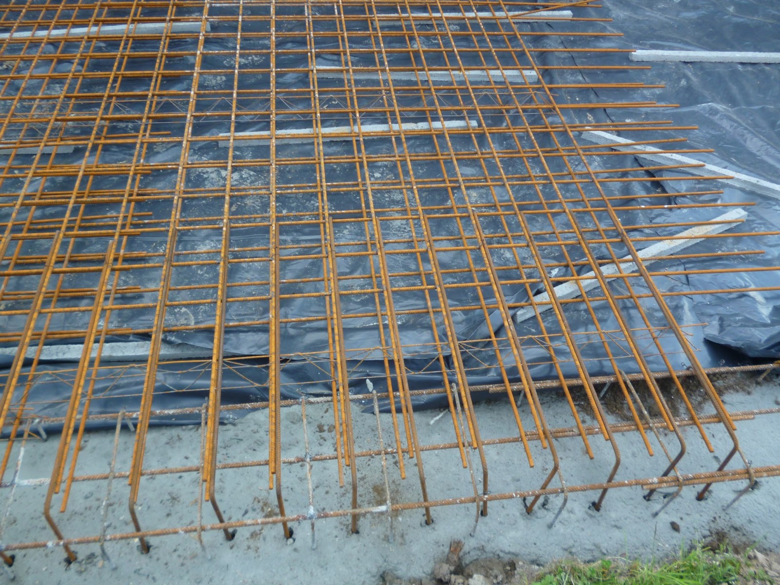 Bouw Toon & Nele: plaatsen beton-netten