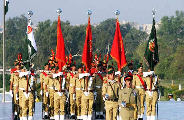 Pakistan Military Academy: Cadets of PMA Kakul mount guard at Quaid's ...