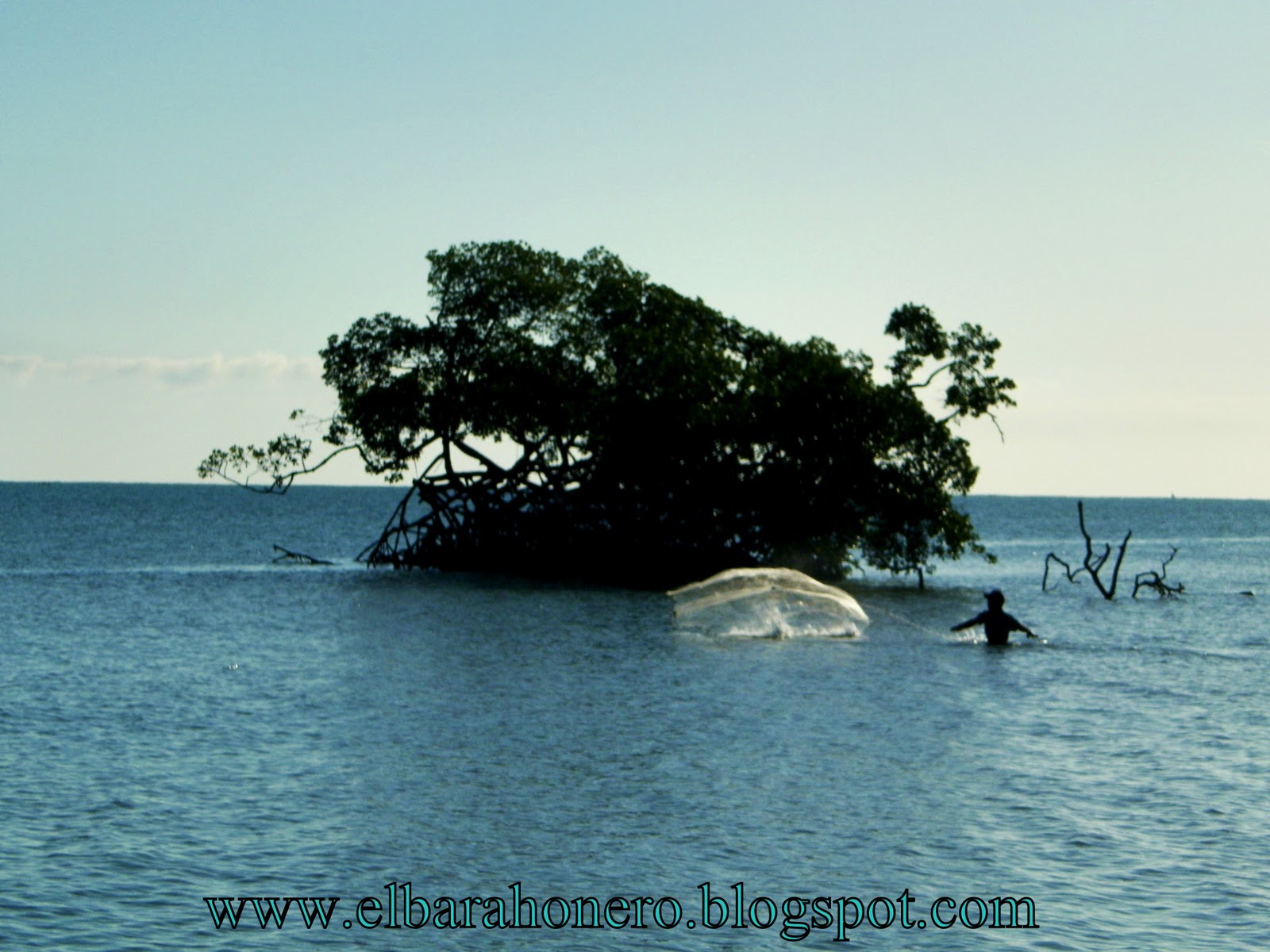 Pescando en playa de Barahona|El Barahonero