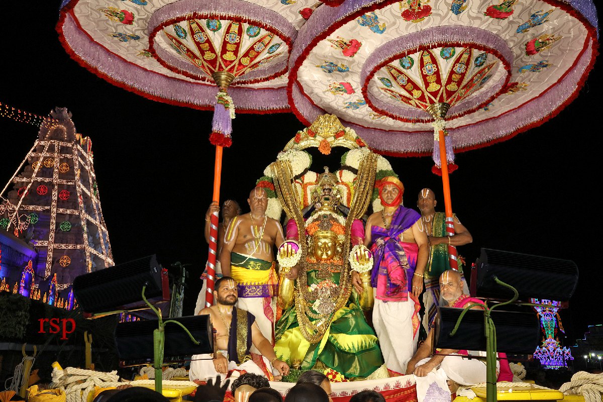 Garuda Gamana Garudadhwaja Enthralls Crowd on Garuda Vahana Seva ...