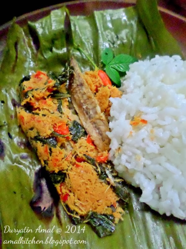 Amal's Kitchen : Simple & Easy Recipes: Pepes Ikan Pindang Kelapa Daun ...