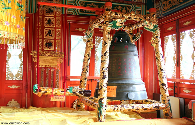 El Monasterio Po Lin frente al gran Buda Tian Tan de Lantau (Hong Kong ...