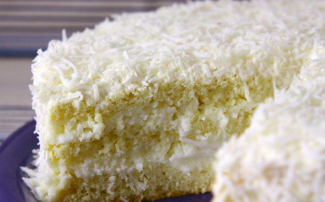 Bolo Light de Coco com Chantilly | Receita rápida e simples de fazer