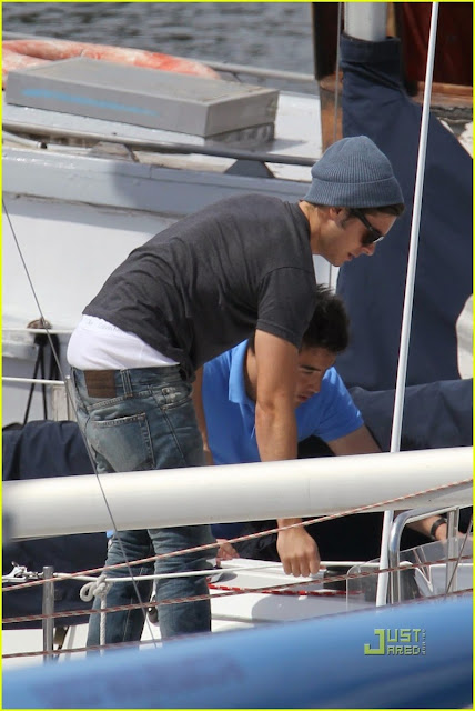 Celeb Saggers: Zac Efron Sagging White Calvin Kleins