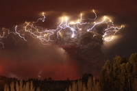 American News Broadcasting: Chilean volcano: Lightning tears the sky apart.