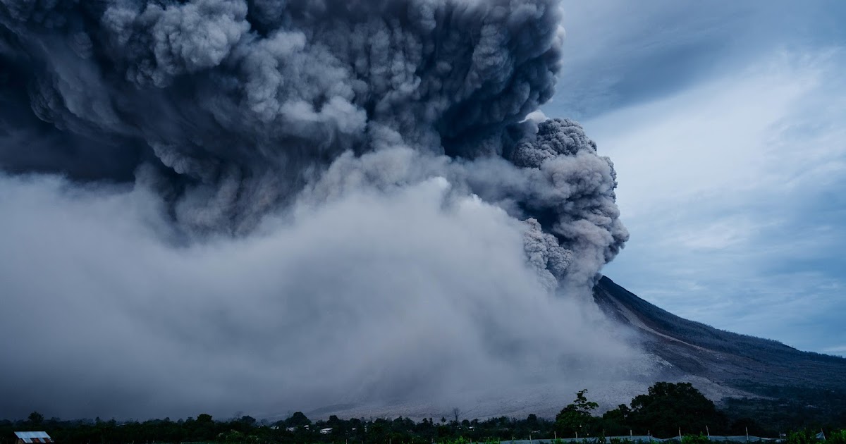 Fulvom: TEKS EKSPLANASI PROSES TERJADINYA GUNUNG MELETUS DAN STRUKTURNYA