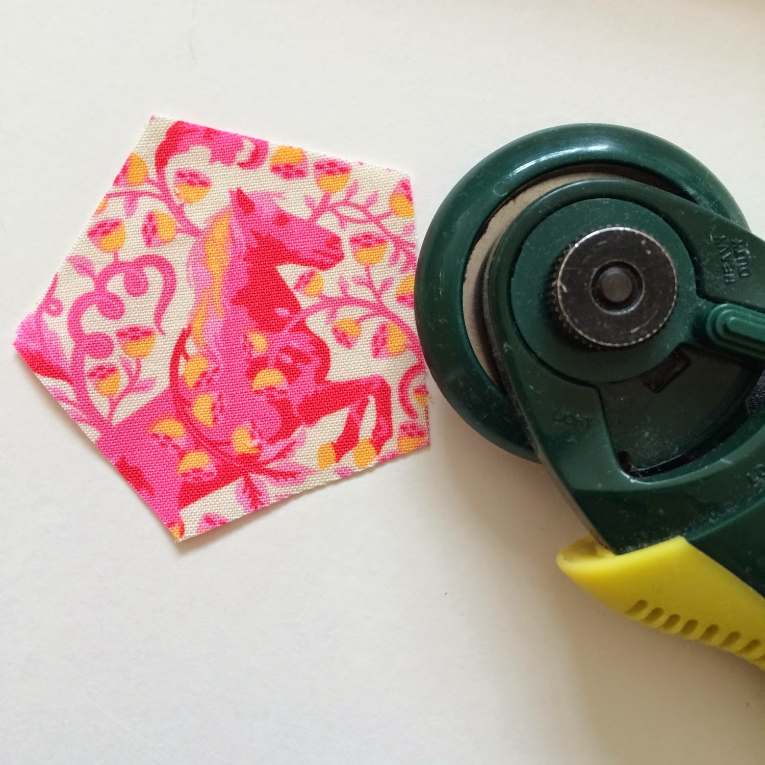 How to fussy-cut fabric for English paper piecing (EPP) | Flossie ...