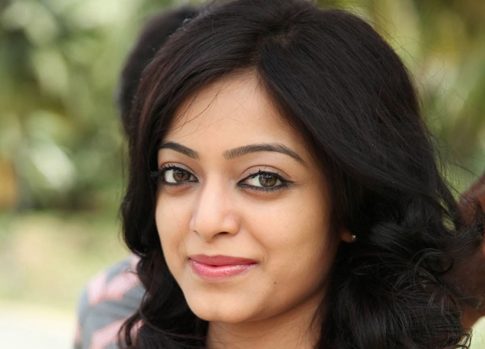 CAP: Malayalam Actress Janani Iyer Full HD Wallpapers