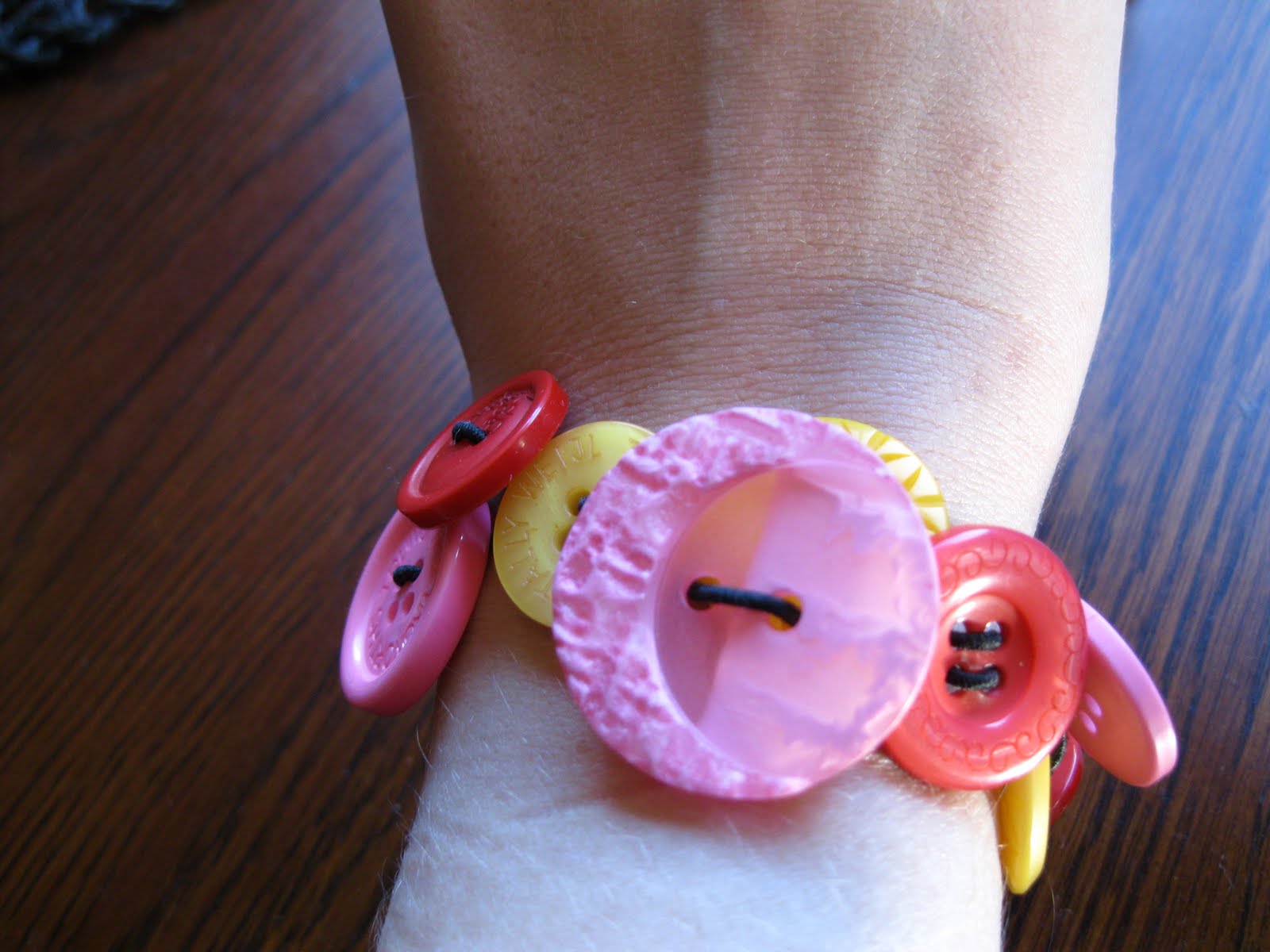 sew-creative-girl: Cute button bracelets