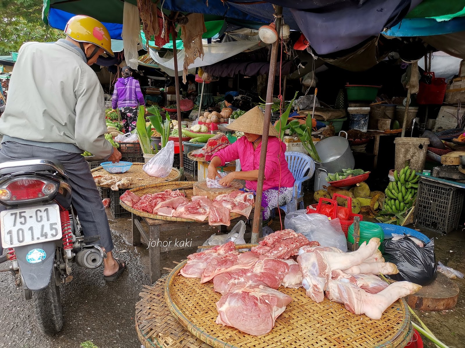 Things to See & Eat at Historic Cho Dong Ba Market in Hue |Tony Johor ...