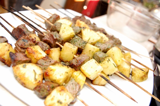 amelia grazia: BEEF POPS AKA STEAK + PINEAPPLE KEBABS