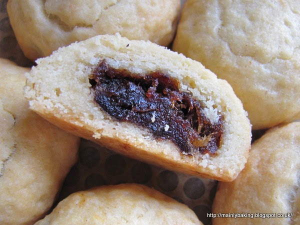 Mainly Baking: Iraqi Date-filled Pastries - Klaicha