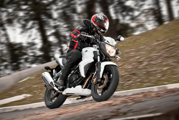 Bela Moto: Nova Dafra Next 250 enfrenta a líder Honda CB 300R.