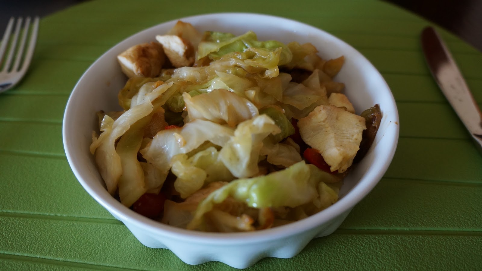 Repollo rehogado con pollo