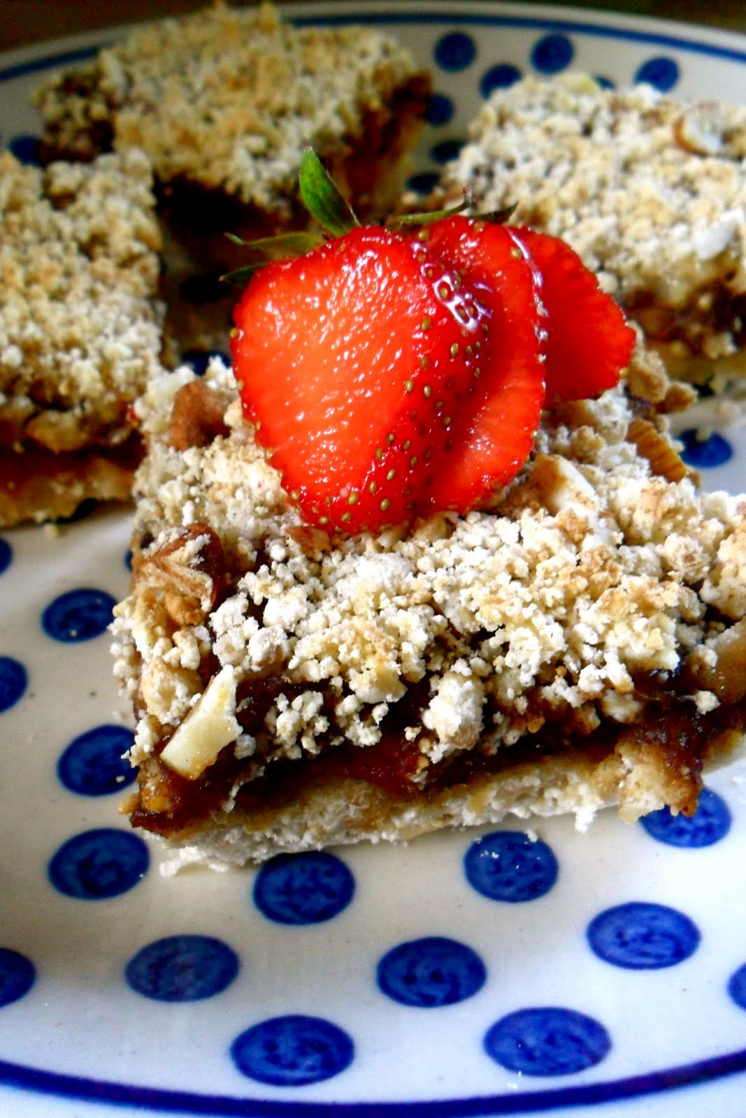 Bake n' Beebz: Gluten free and fat free Strawberry and Date crumble bars.