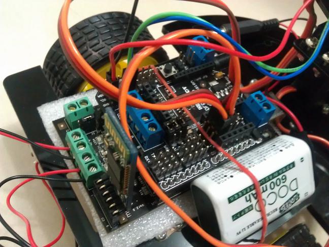 Dennis Lab: 手機遙控智慧車 = Motoduino(Arduino + L293D) + two Servos (伺服馬達) + Bluetooth