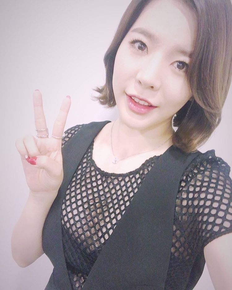 Sunny And Her Adorable Photos With Snsds Trophies From The 2016 Style Icon Asia Wonderful
