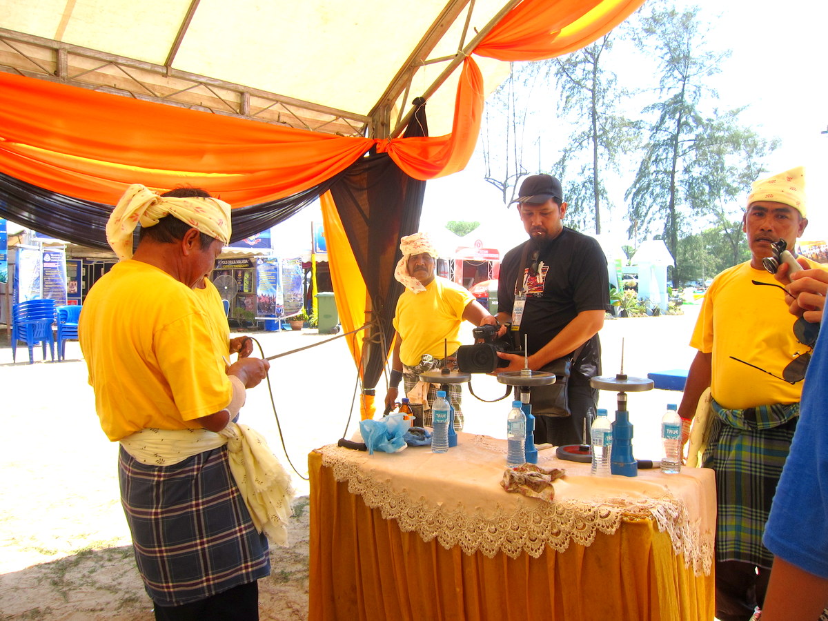 Travelholic: Gasing Uri; the Spinning Gasing of Terengganu