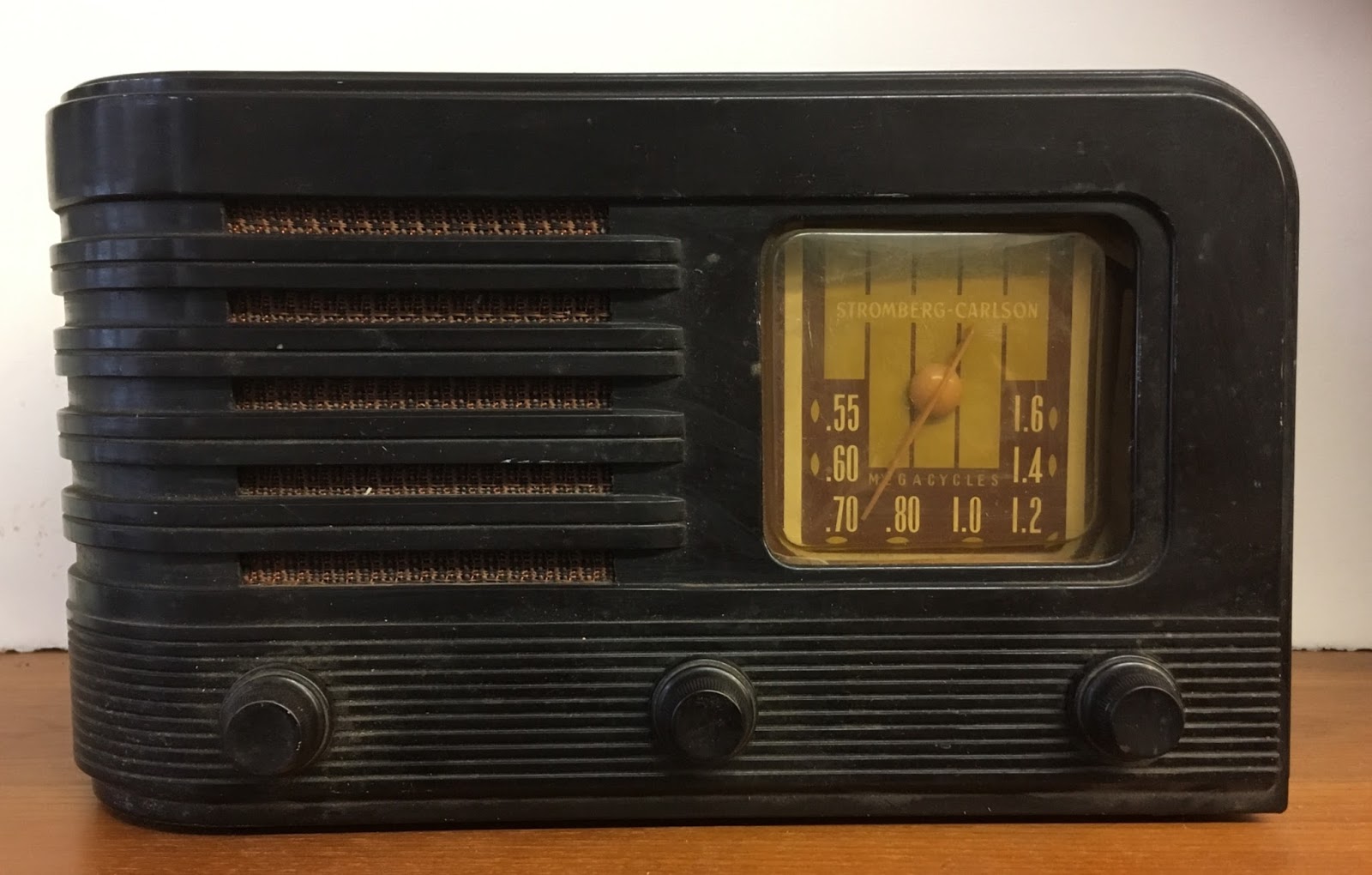 1698 QUEEN ANTIQUES: VINTAGE BAKELITE RADIOS
