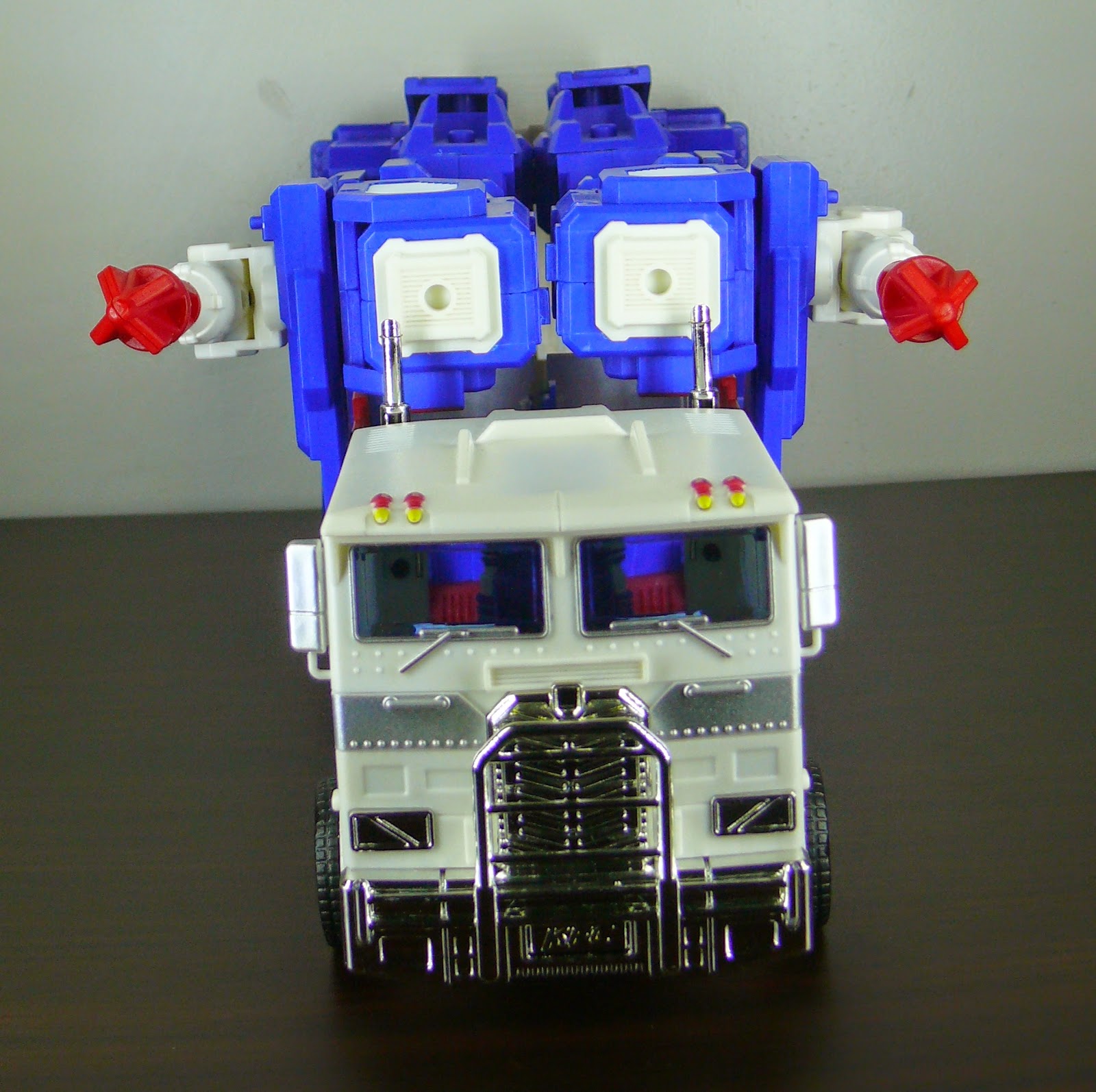 Blog Transformers.com: 1095: KFC E.A.V.I Citizen Stack (2nd run) (Ultra ...