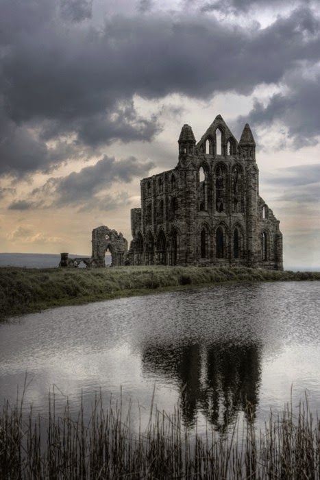 RETRO KIMMER'S BLOG: WHITBY ABBEY: BRAM STOKER'S INSPIRATION FOR DRACULA!