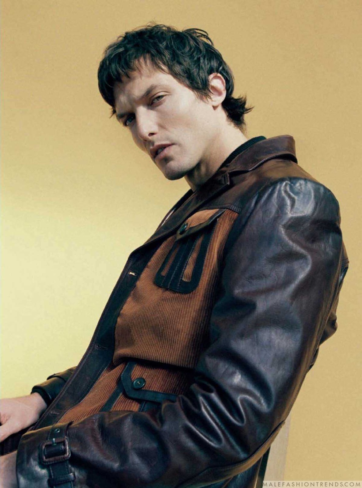 Michael Gandolfi se enfunda en el mood del brit-pop para Esquire España