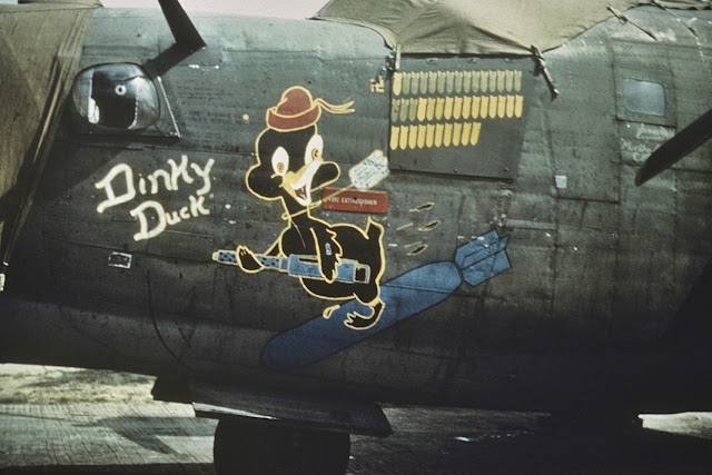 50 Color Vintage Photographs That Capture Amazing Nose Art Painted on ...