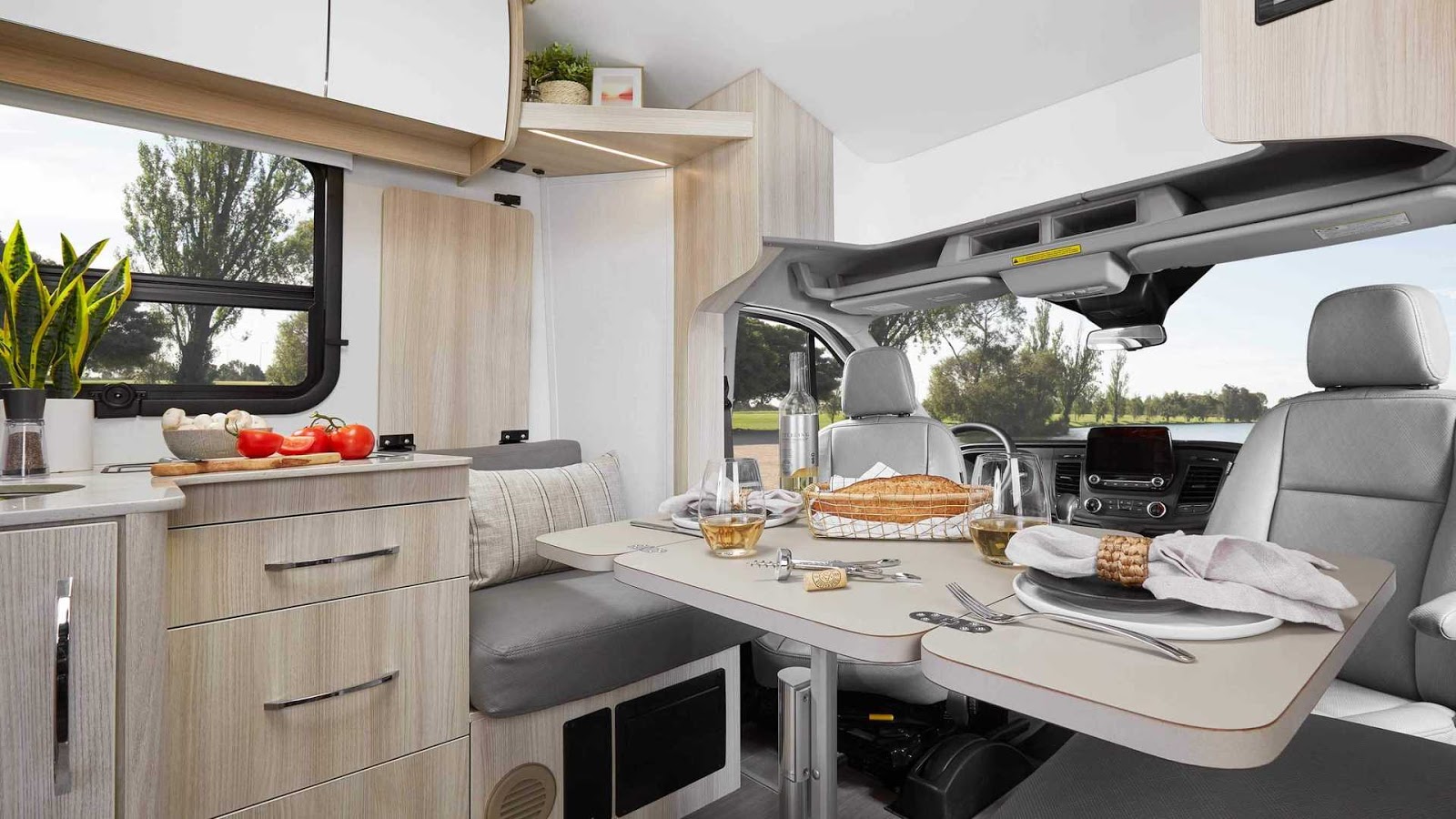 大動力的Wonder Rear Lounge車屋擁有既寬敞又完善的露營配備 | SanjiNoir 黑侍樂讀