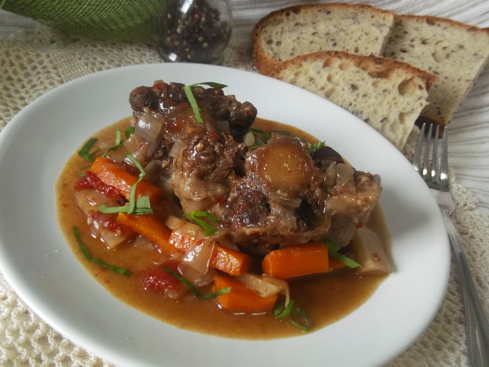 Hellena ...din bucataria mea...: Tocana din coada de vita (reteta andaluza)