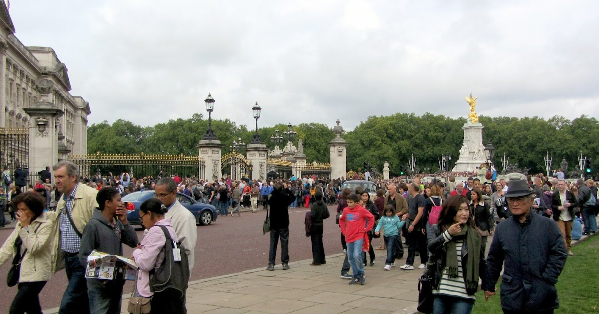 Following the Crowd - The Road Junkies