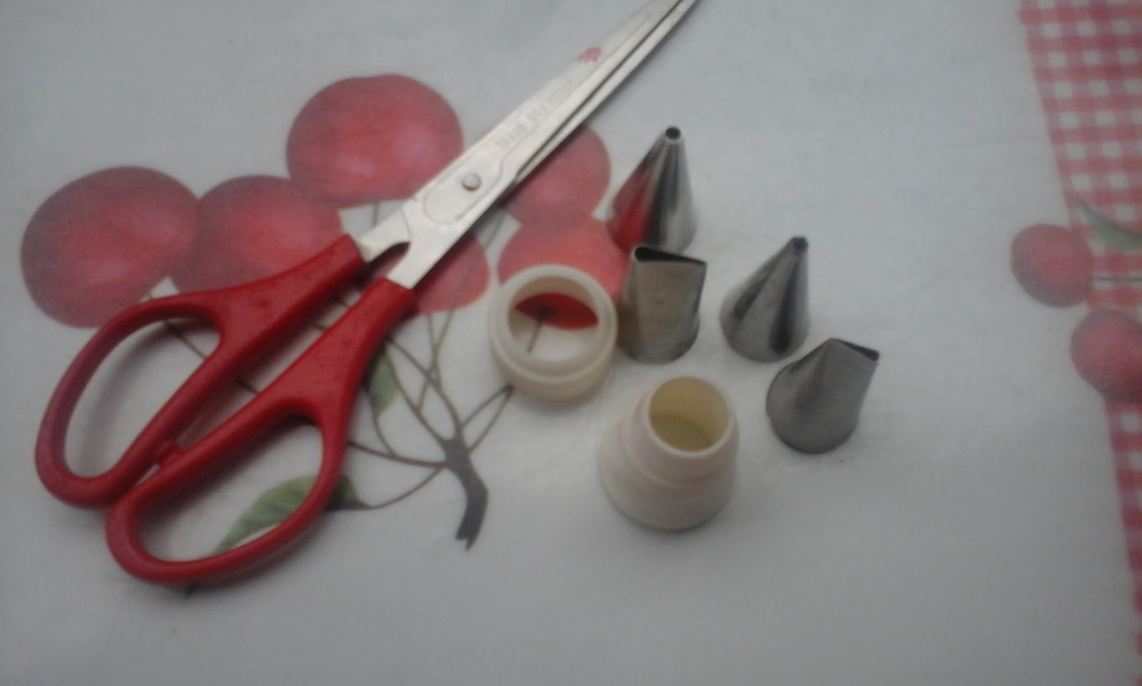 Annie s Cakeville How To Make Your Own Piping Bag Icing Bag Annie s Cakeville How To Make Your Own Piping Bag Icing Bag
