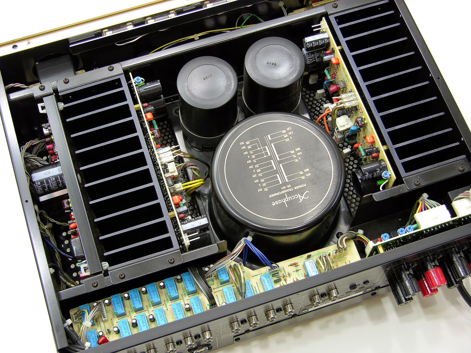 Golden Age Of Audio: Accuphase E-305 Amplifier