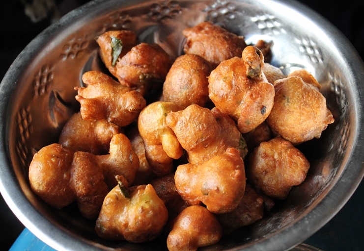 Goli Baje Recipe / Mangalore Bajji Recipe / Bajji with Getti Chutney ...