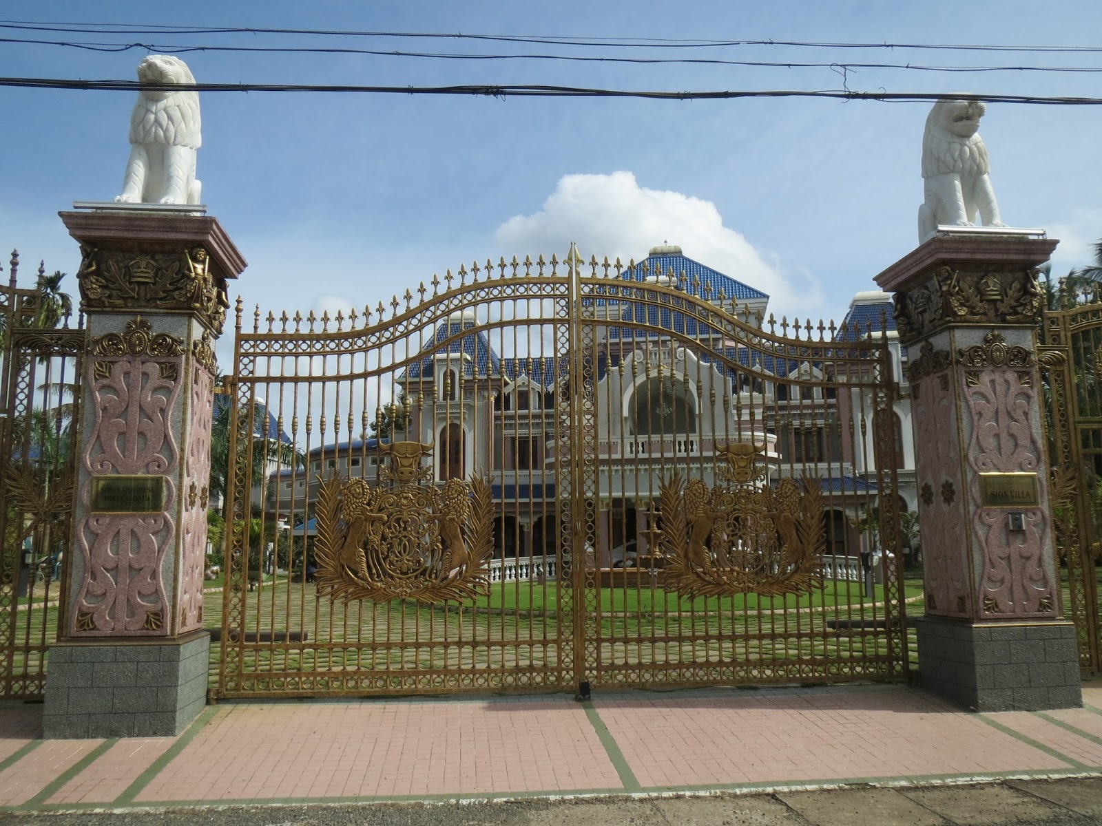 Kerala Gate Designs: Big gate with designs of "Lions"