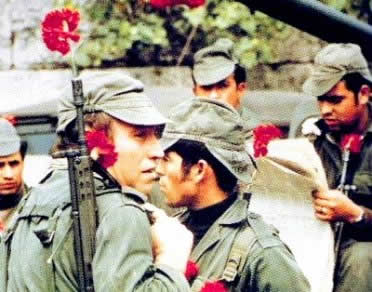 Revolução dos Cravos - 25 de Abril | MoMo Mocidade en Movemento