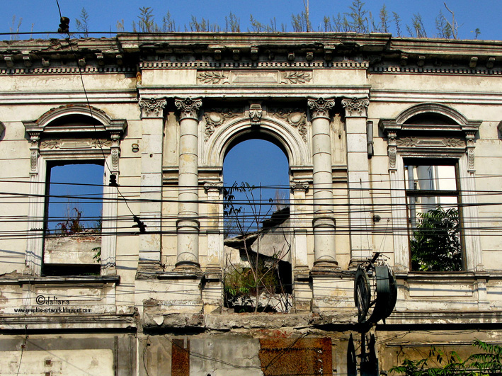 Photographis: House With no Door - Life for Sale